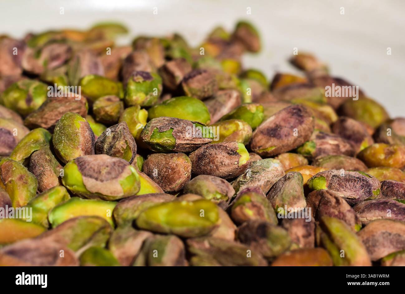 Pile of shelled pistachio nuts Stock Photo - Alamy