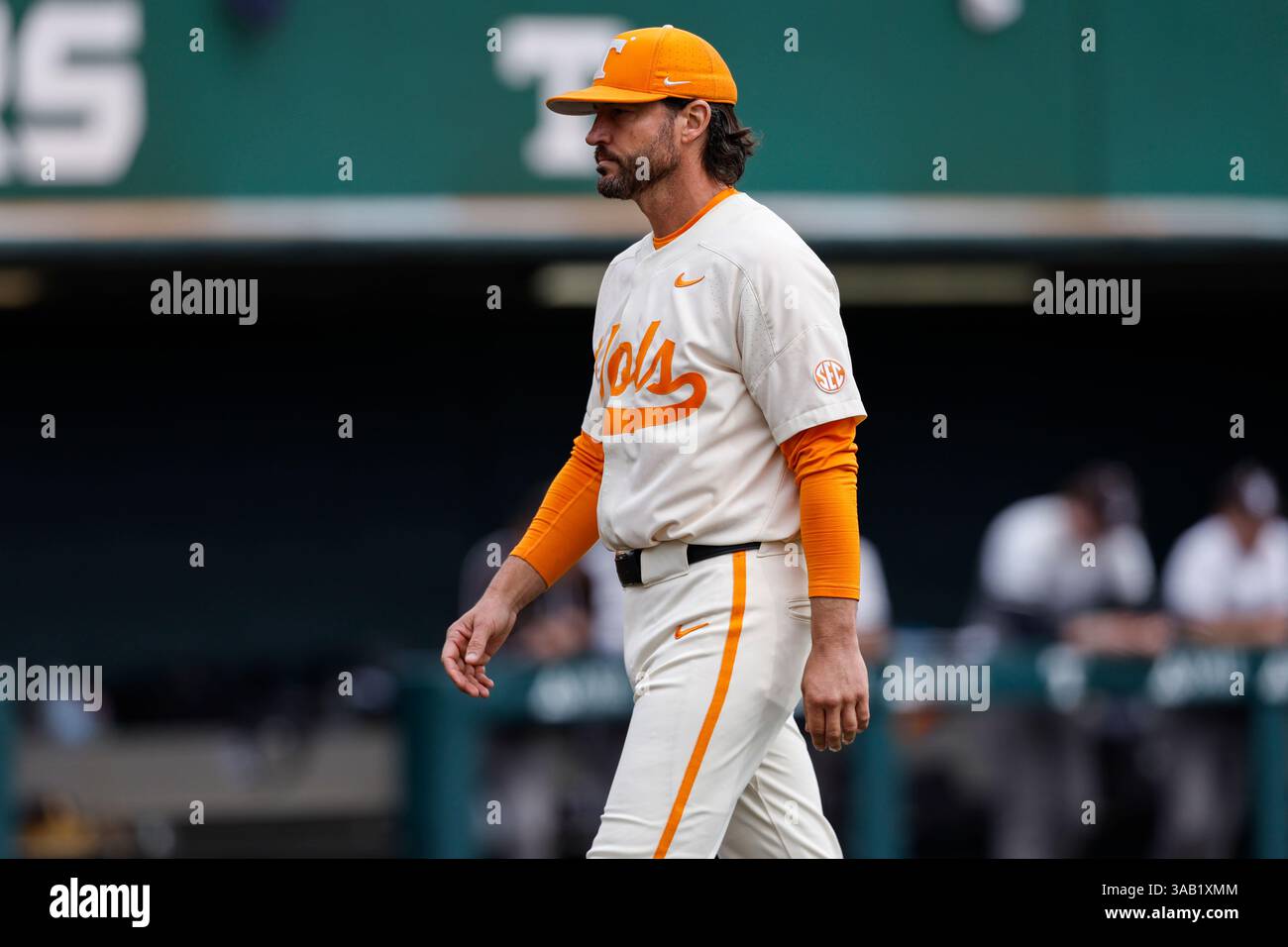 Tennessee Volunteers coach Tony Vitello (22) makes his way to the ...
