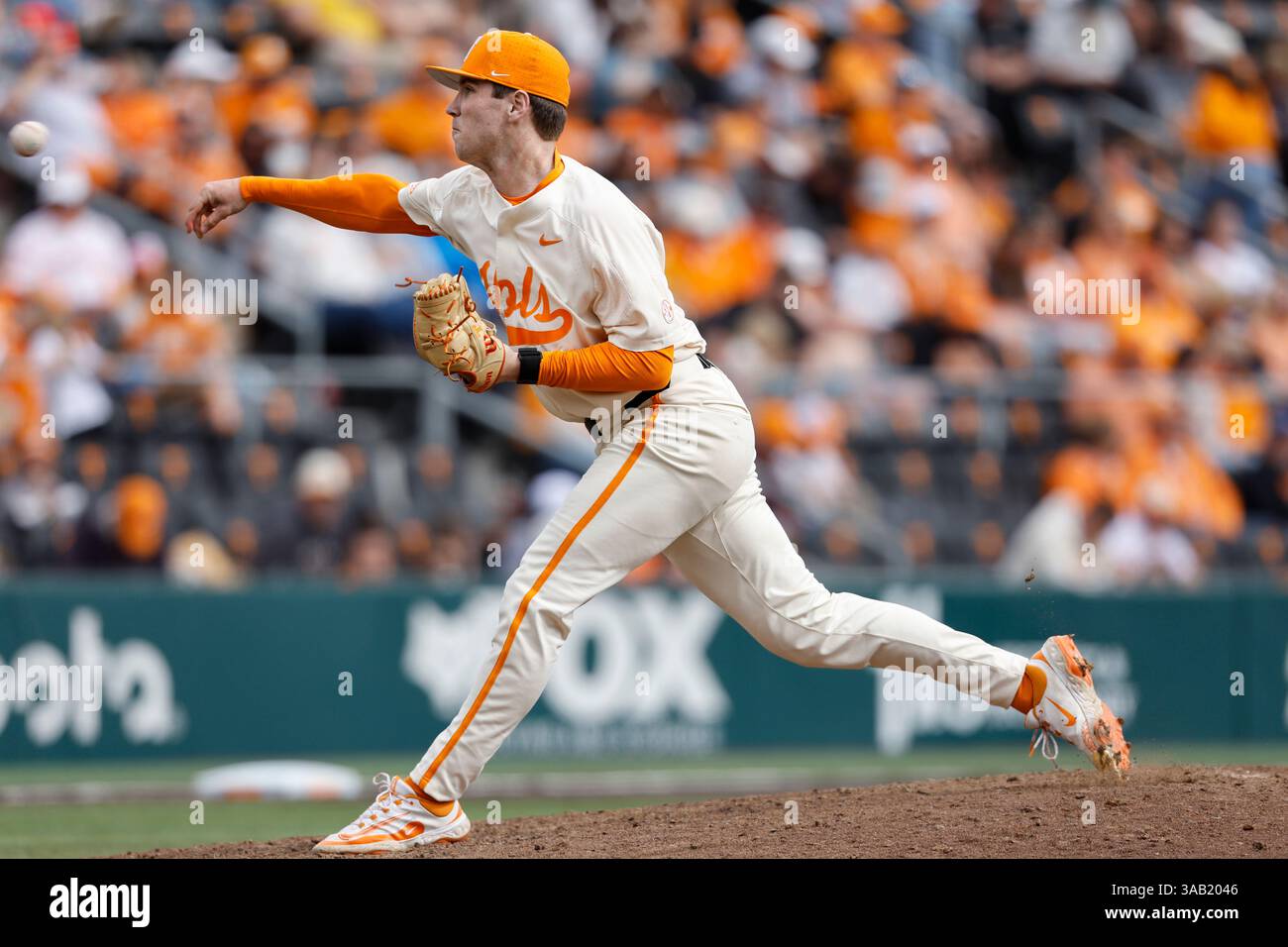 Tennessee Volunteers relief pitcher Brayden Krenzel (34) in action ...