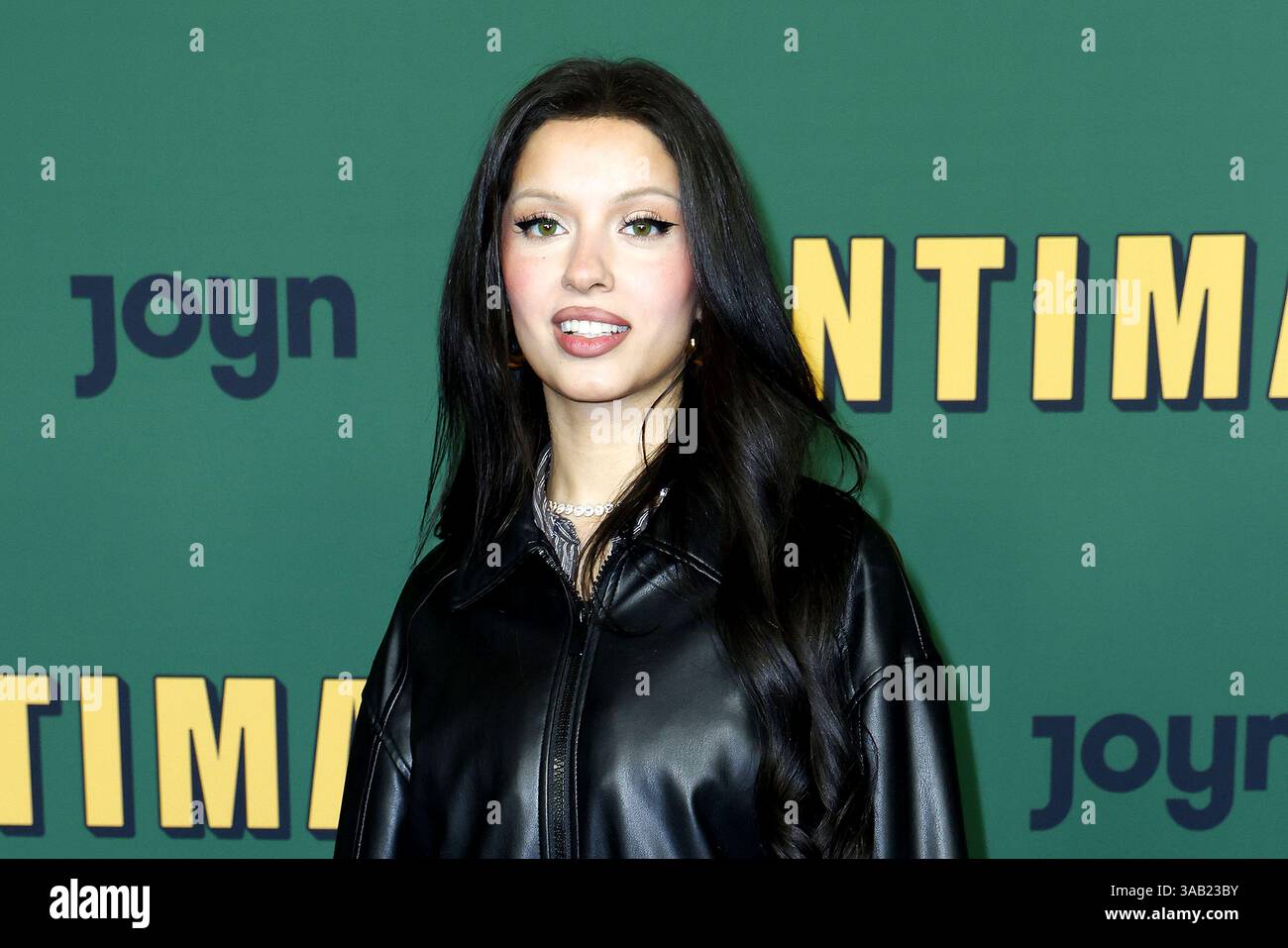 Emily Furz bei der Premiere zur 2. Staffel der Comedyserie ‚Intimate ...