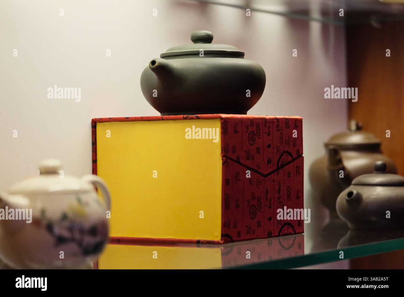 Dark clay teapot brewing hi-res stock photography and images - Alamy