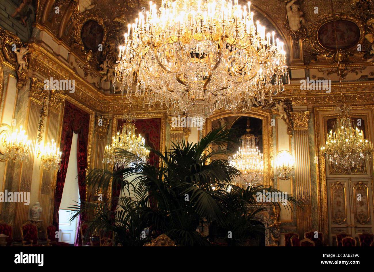 The Musaee du Louvre in Paris is one of the worlds's largest and best ...
