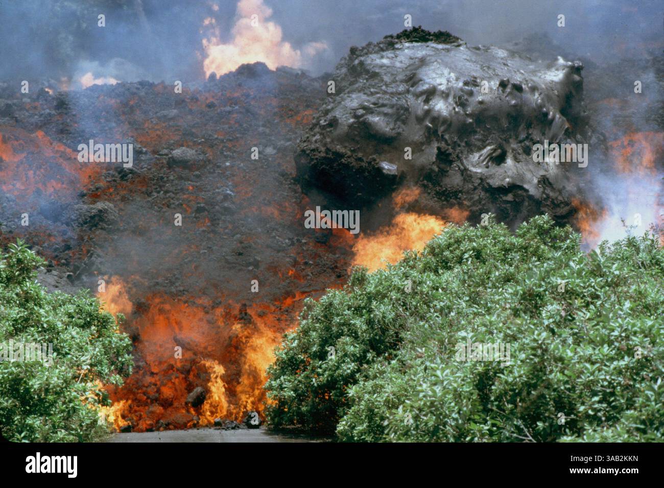 June 16, 1983 - Hawaii, U.S. - Lava boulder large enough to fill the ...