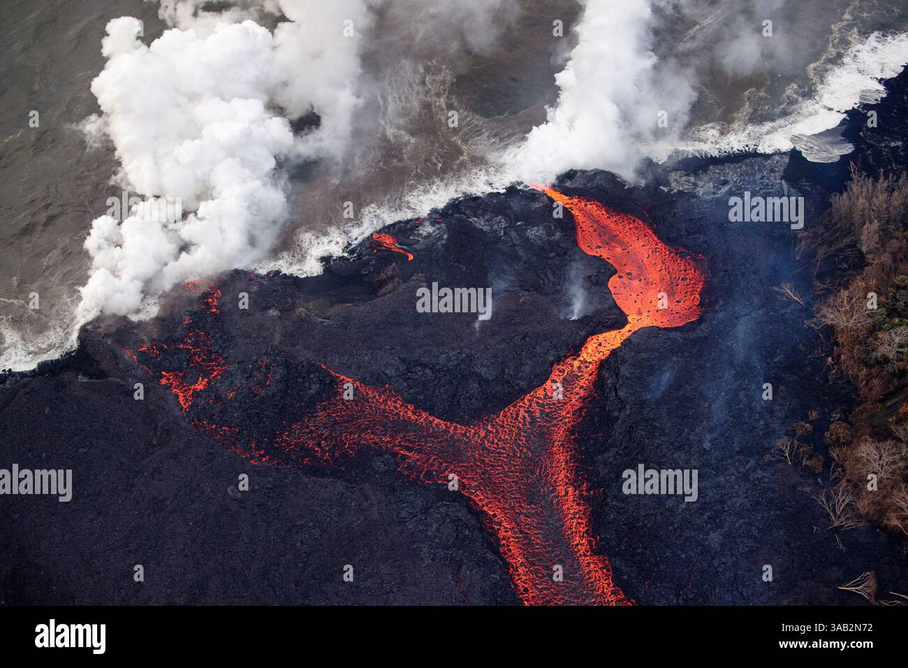 May 25, 2018 - Pahoa, Hawaii, U.S. - A wide river of molten lava splits ...