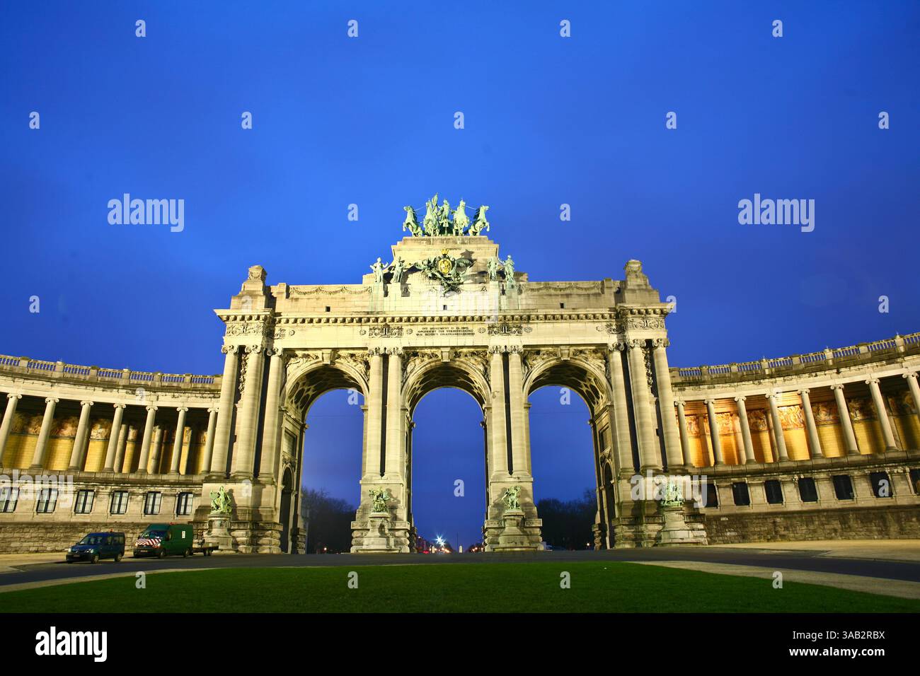 U-shaped complex building that dominate the park du cinquantenaire ...