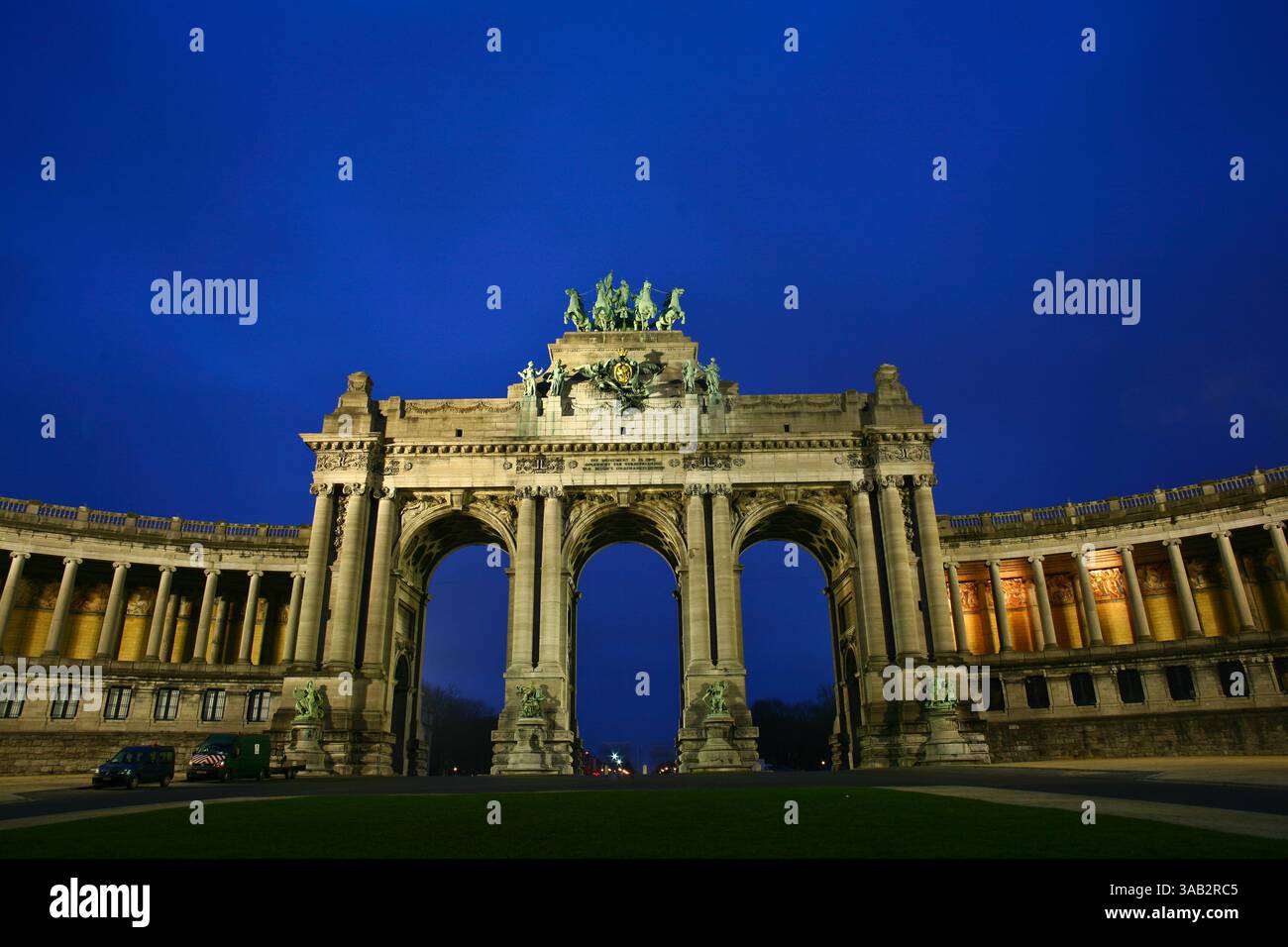 U-shaped complex building that dominate the park du cinquantenaire ...