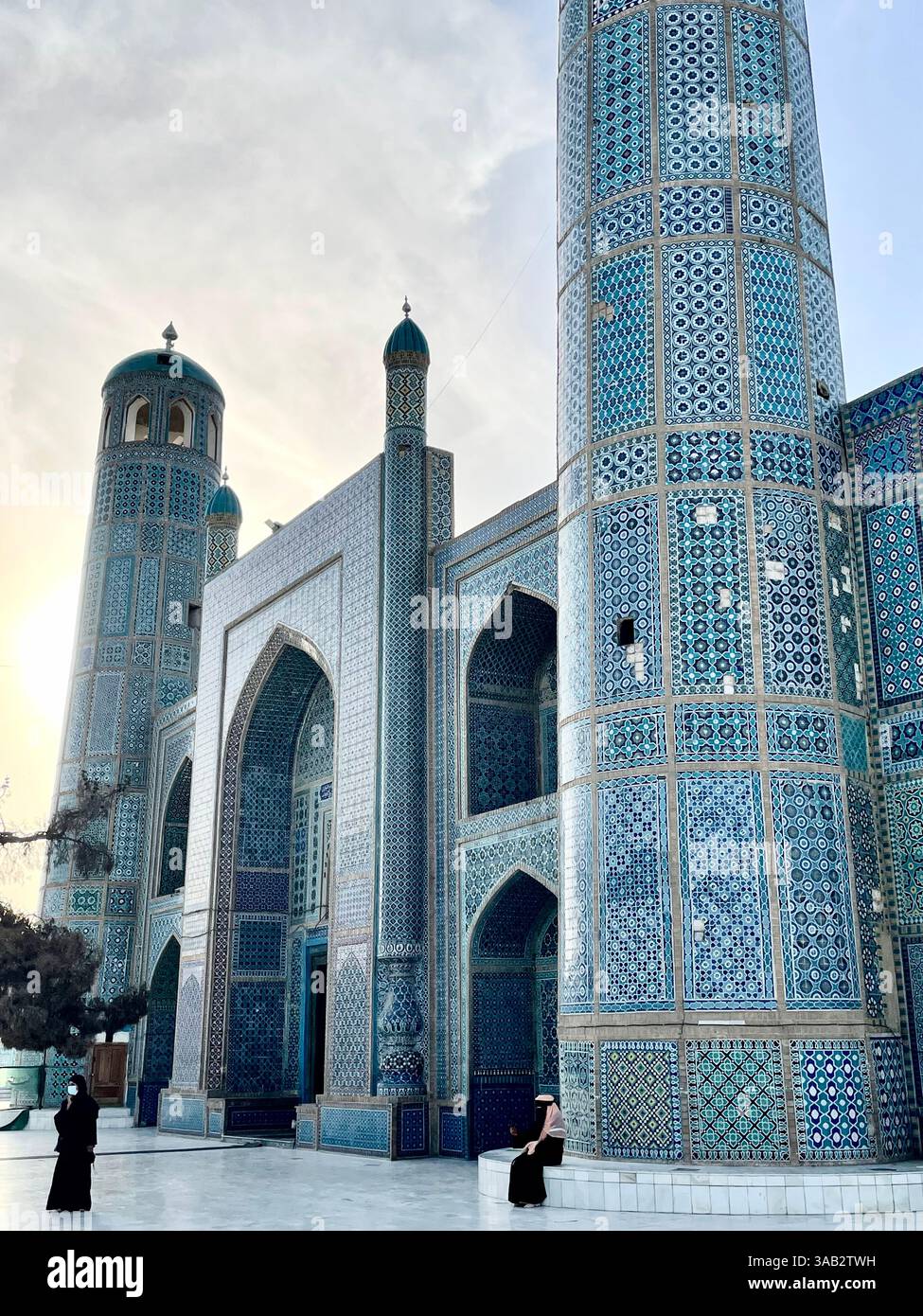 The Blue Mosque, Mazar-i-Sharif, Afghanistan Stock Photo - Alamy