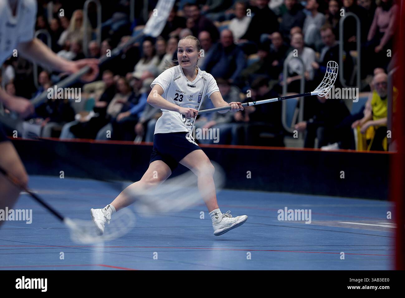 250401 Täbys Amanda Ahola under innebandymatchen i damernas SSL ...