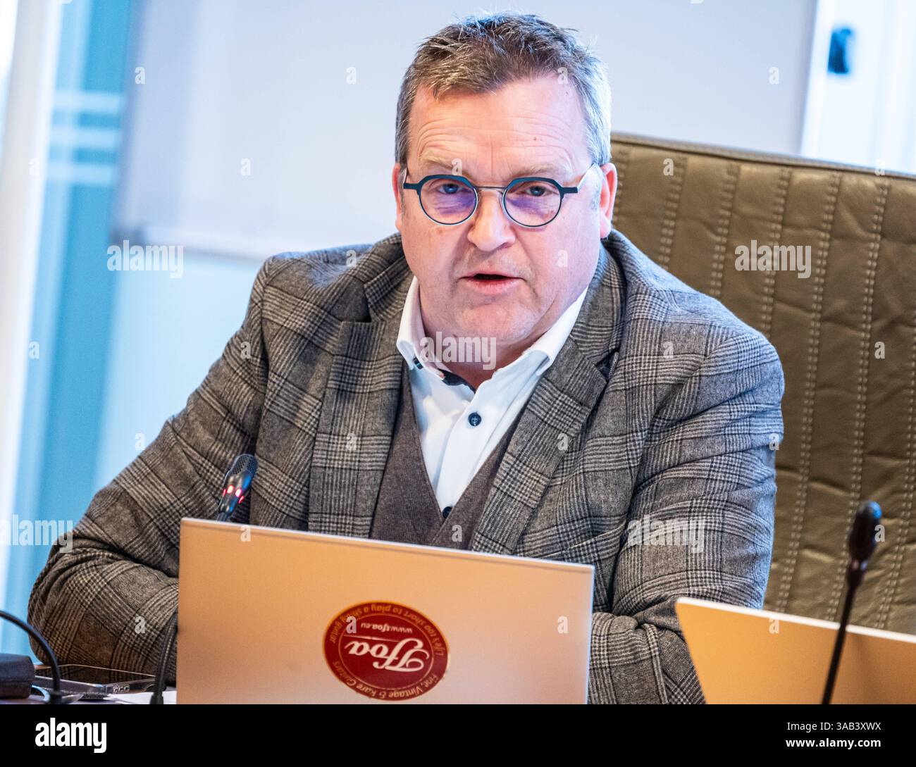 Paul Van Miert NVA at the Flemish Parliament, committee for internal ...