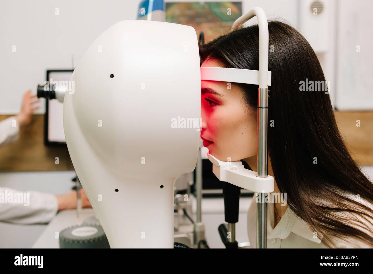 Corneal topography eye test with red light for eye health, correction ...