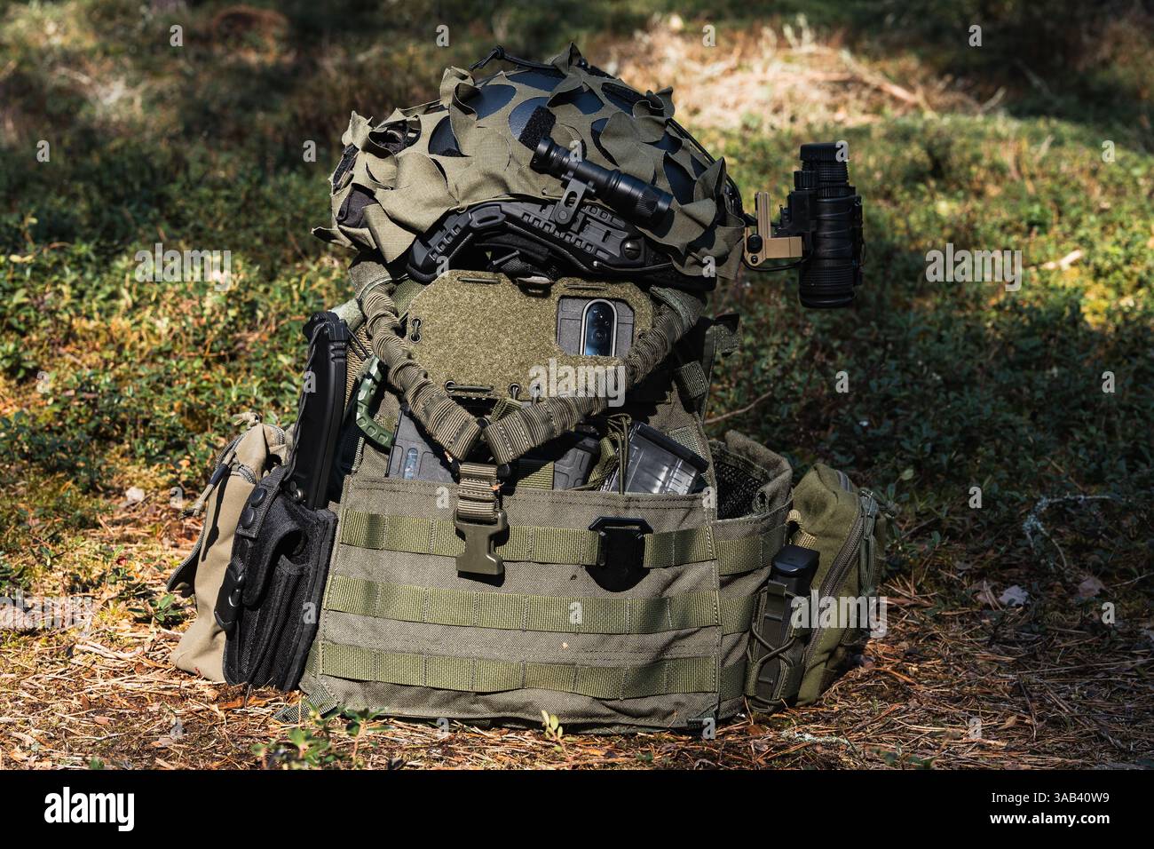 Fighter's Tactical Kit: Plate Carrier with pouches, helmet with night ...