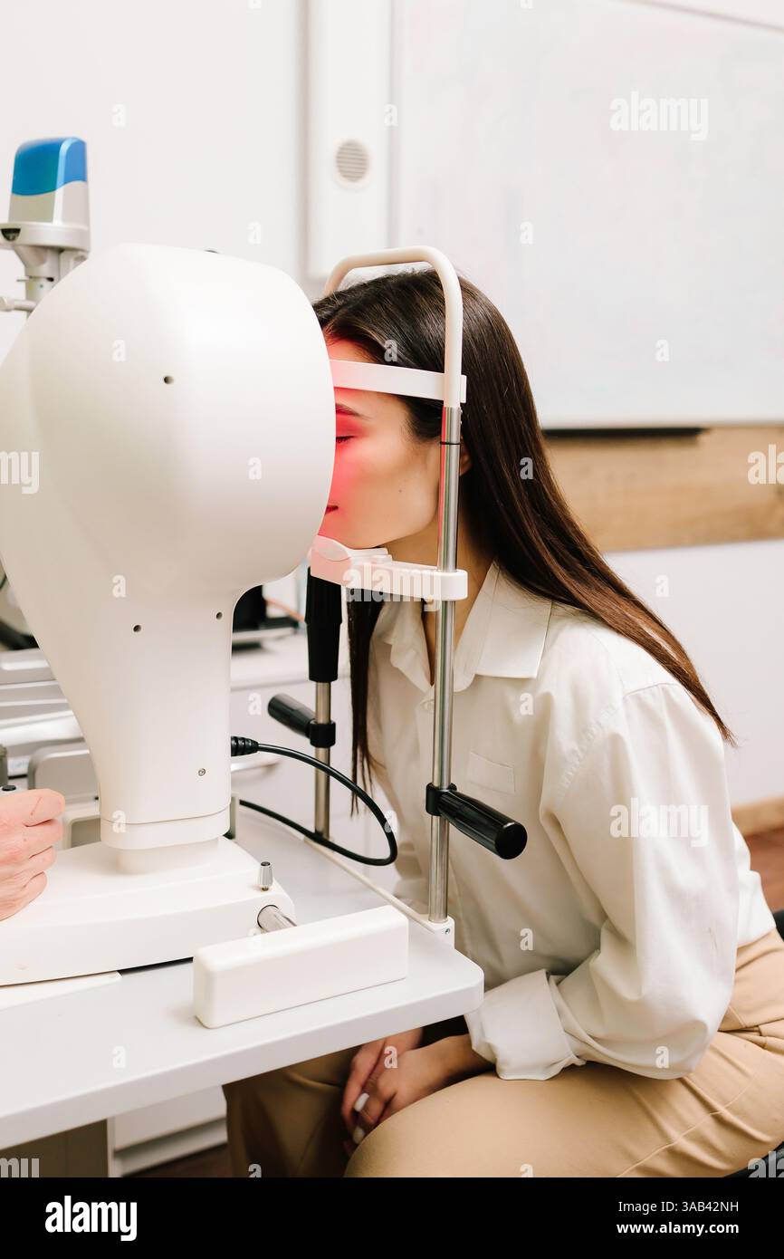 Corneal topography eye test with red light for eye health, correction ...