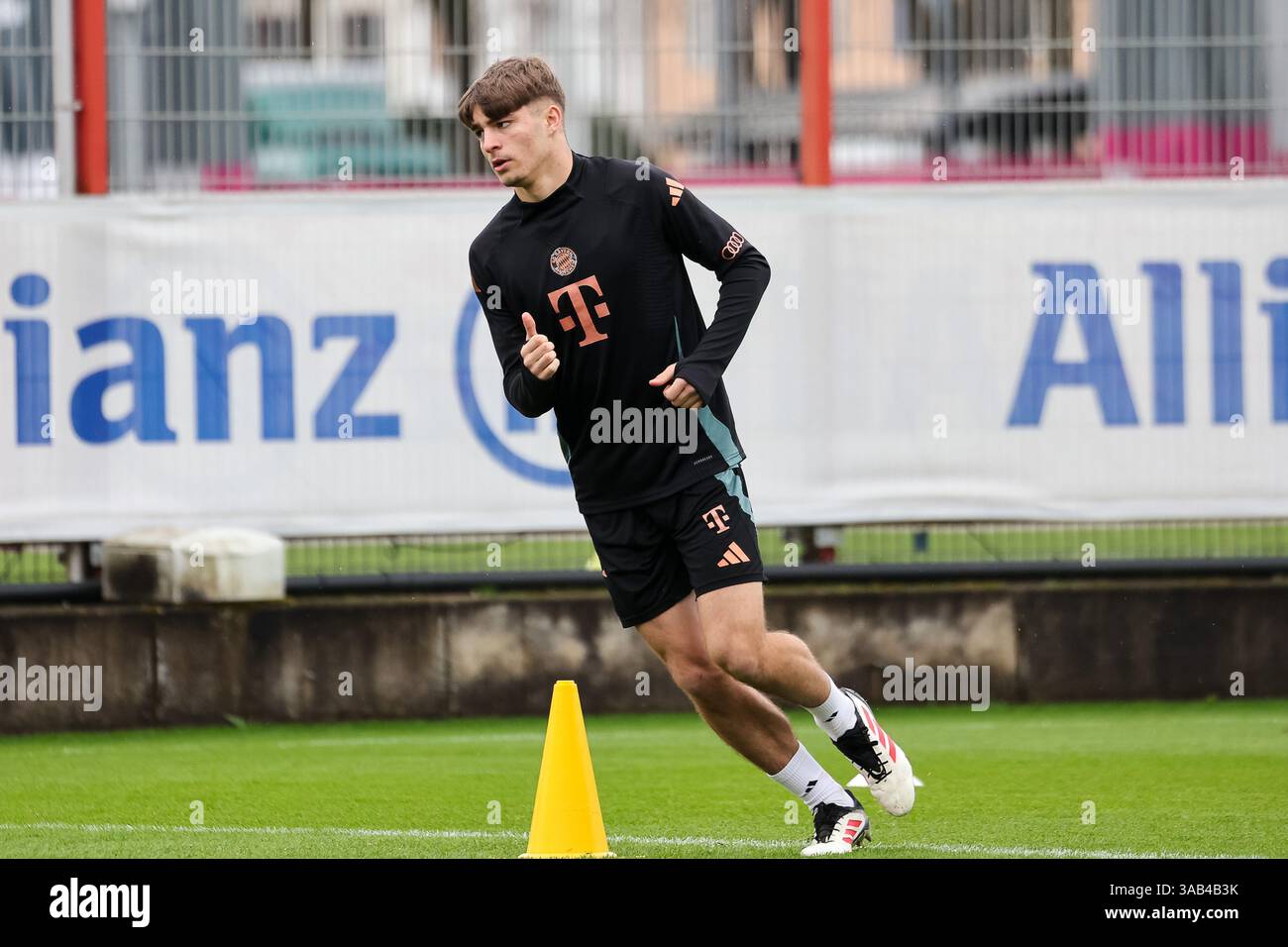 Muenchen, Deutschland. 01st Apr, 2025. Raphael Pavlic (FC Bayern ...