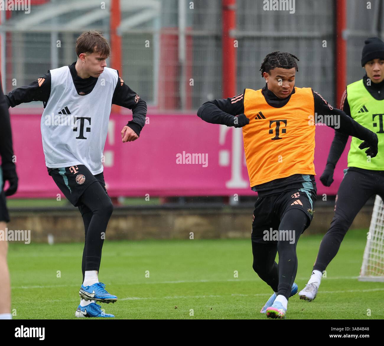 Muenchen, Deutschland. 01st Apr, 2025. Jonathan Asp-Jensen (FC Bayern ...