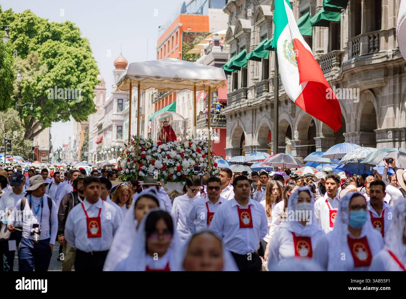 Women walk with devotion in the Good Friday procession in Puebla ...