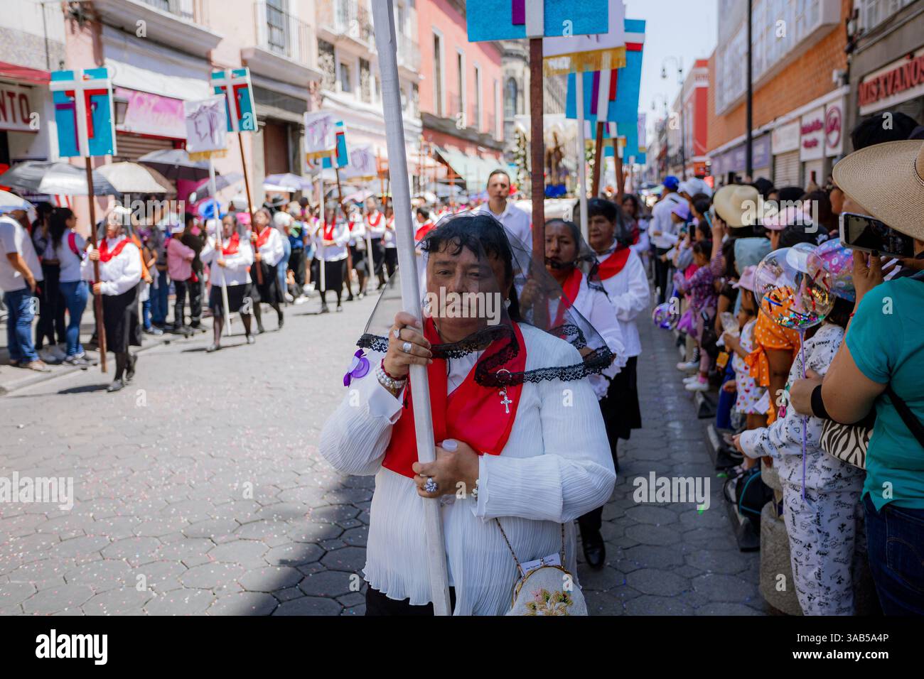 Women walk with devotion in the Good Friday procession in Puebla ...