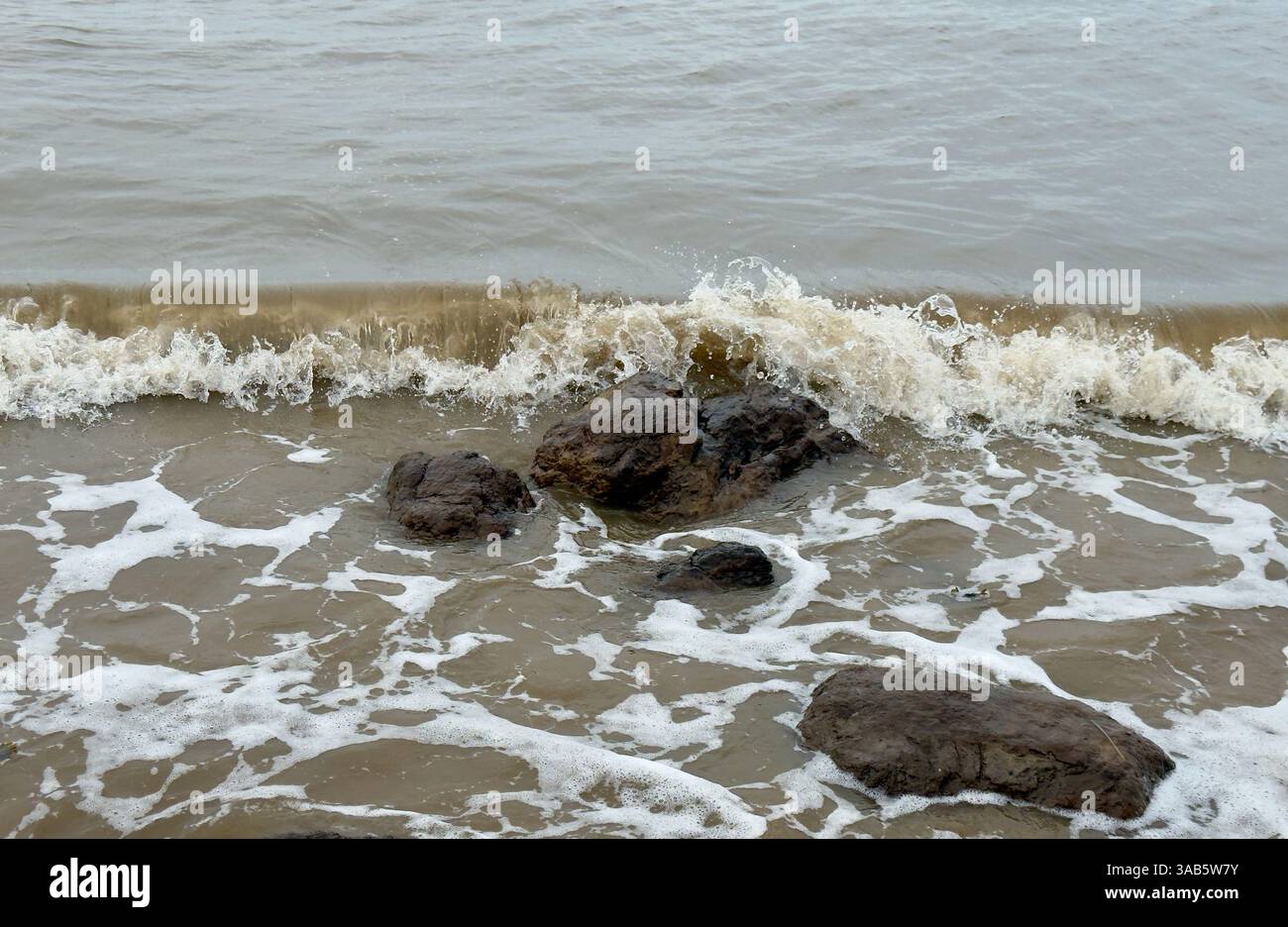 Breaking waves on incoming hi-res stock photography and images - Alamy