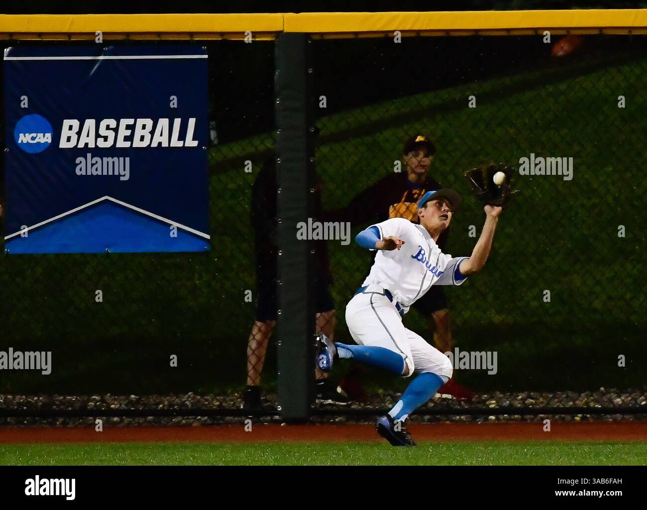 June 2, 2018 - Mpls, MINNESOTA, USA - UCLA left fielder Jeremy Ydens ...