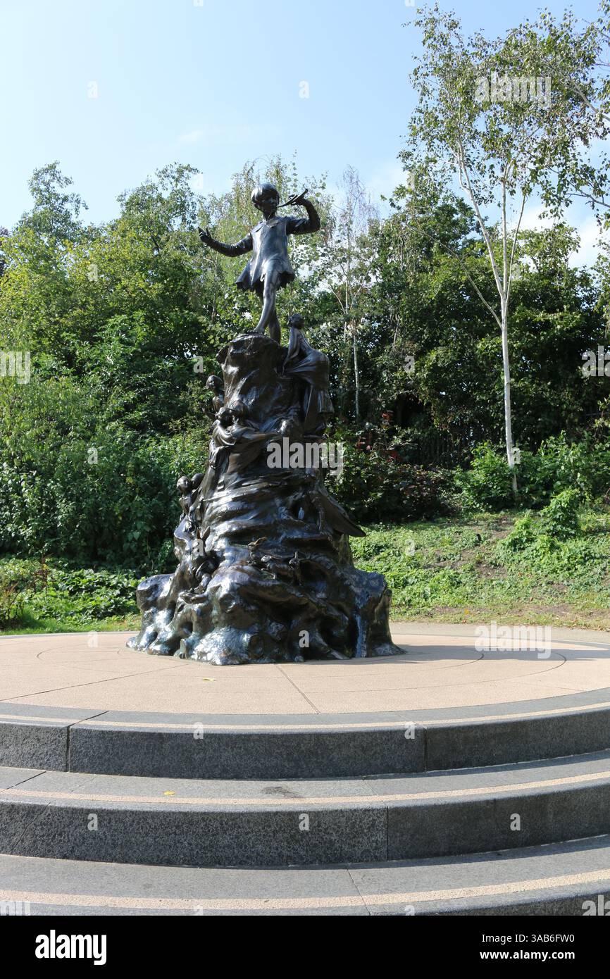 Peter Pan London Statue Stock Photo - Alamy