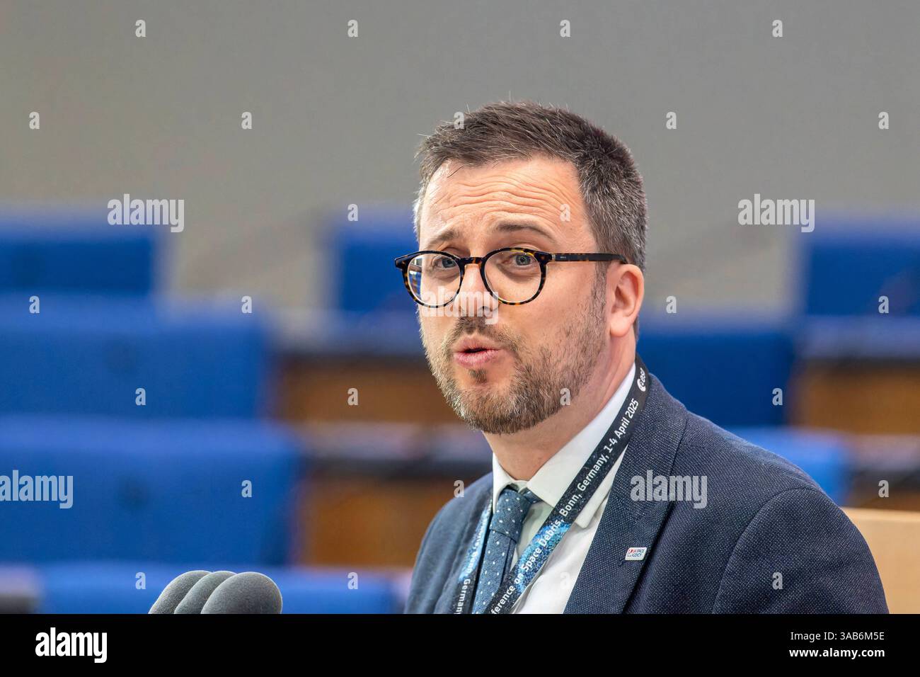 Weltraumschrott - eine reale Gefahr. Im Bild Andrew Ratcliffe, Chair ...