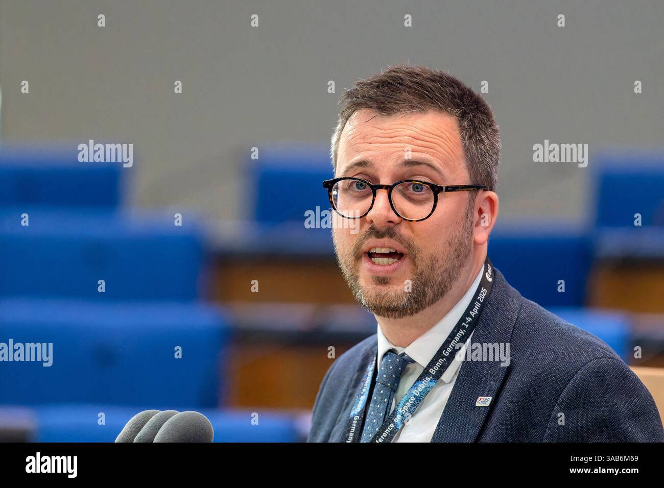 Weltraumschrott - eine reale Gefahr. Im Bild Andrew Ratcliffe, Chair ...