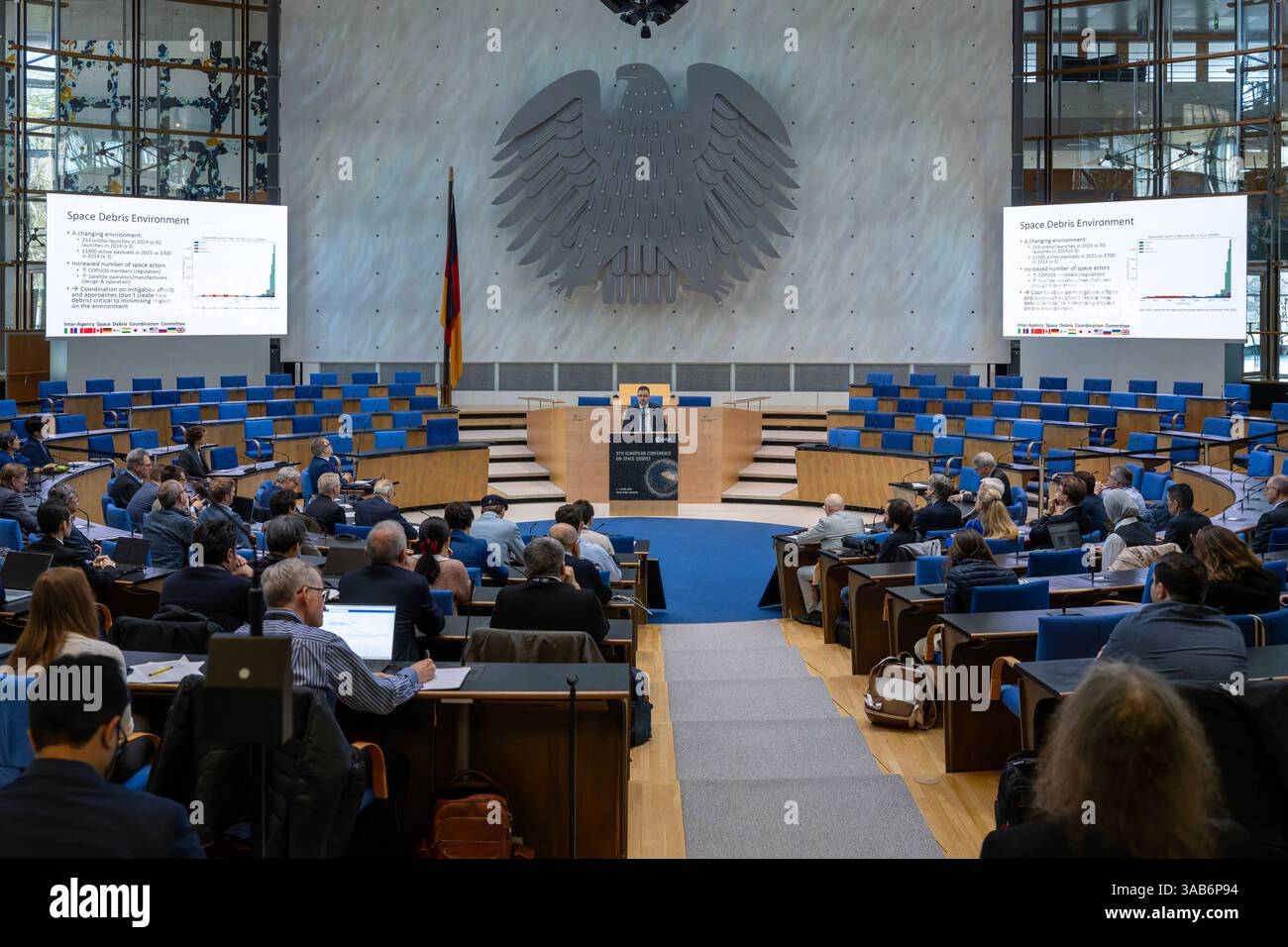 Weltraumschrott - eine reale Gefahr. Im Bild Andrew Ratcliffe, Chair ...