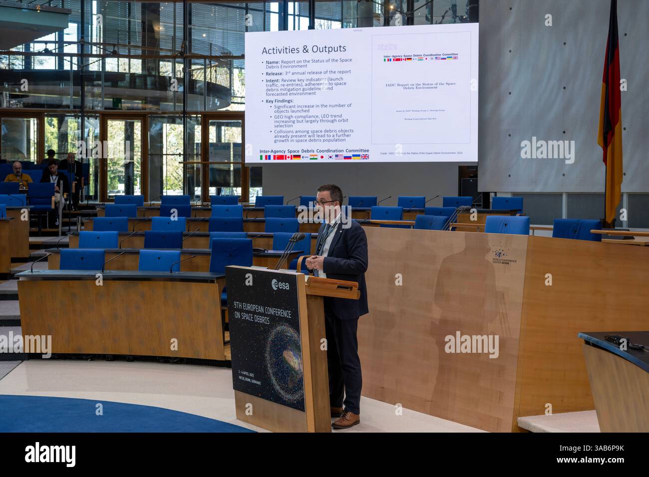 Weltraumschrott - eine reale Gefahr. Im Bild Andrew Ratcliffe, Chair ...