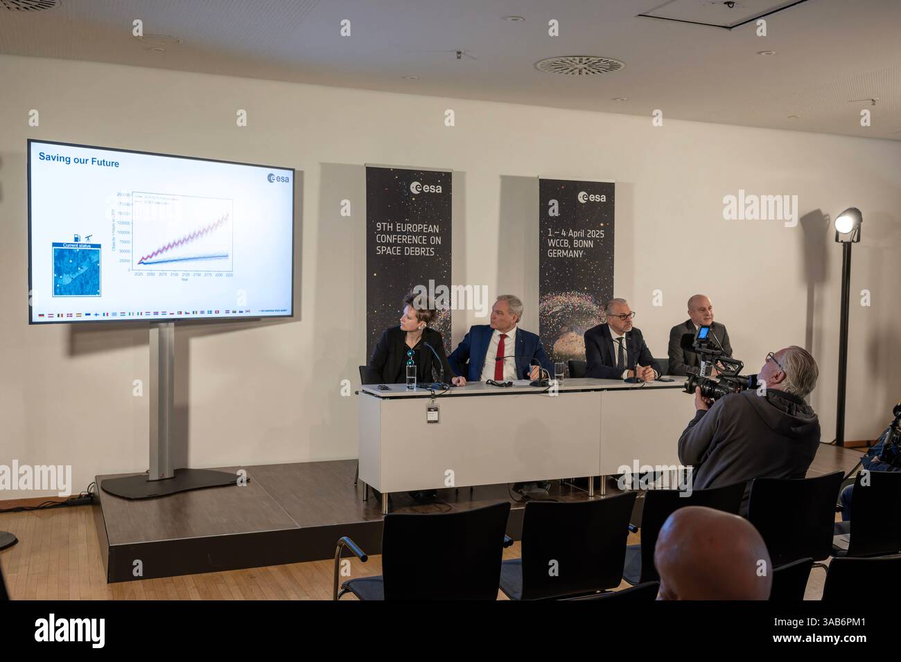 Weltraumschrott - eine reale Gefahr. Von links nach rechts: Professorin ...