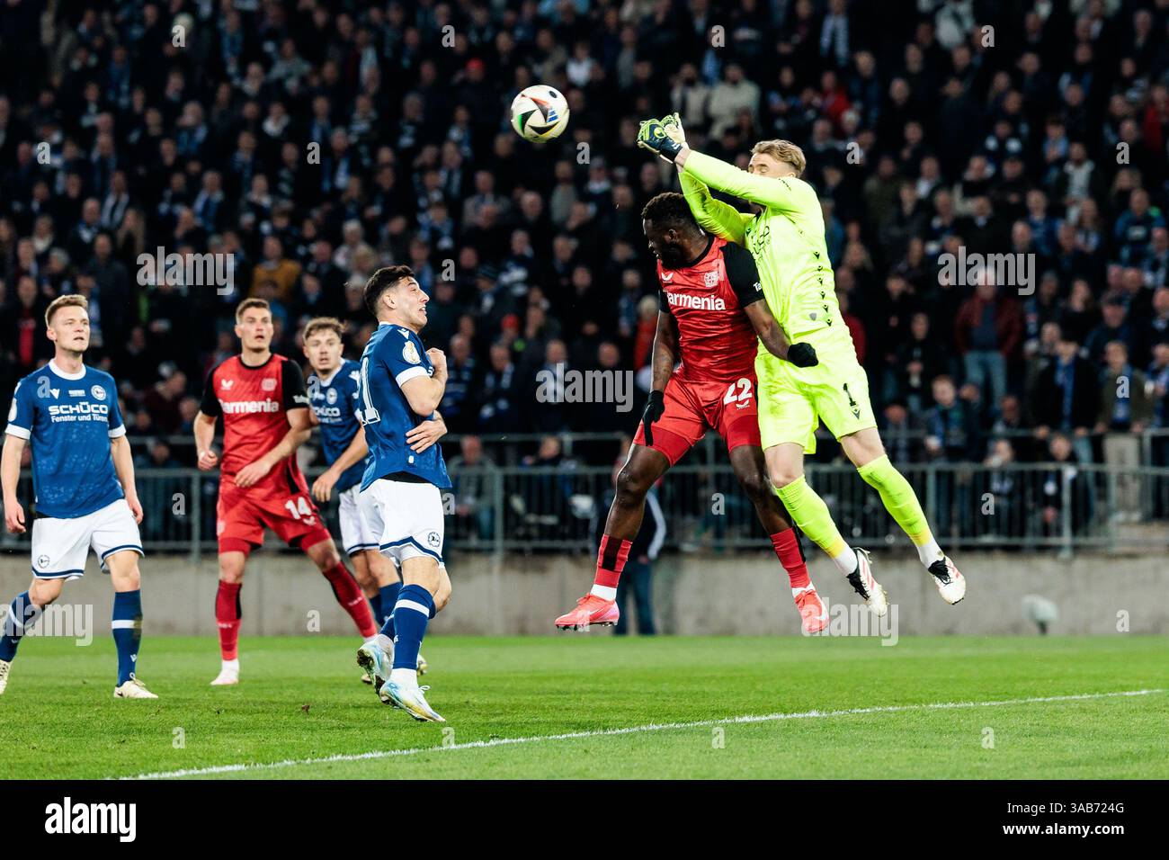 Bielefeld, Deutschland. 01st Apr, 2025. Zweikampf Victor Boniface ...