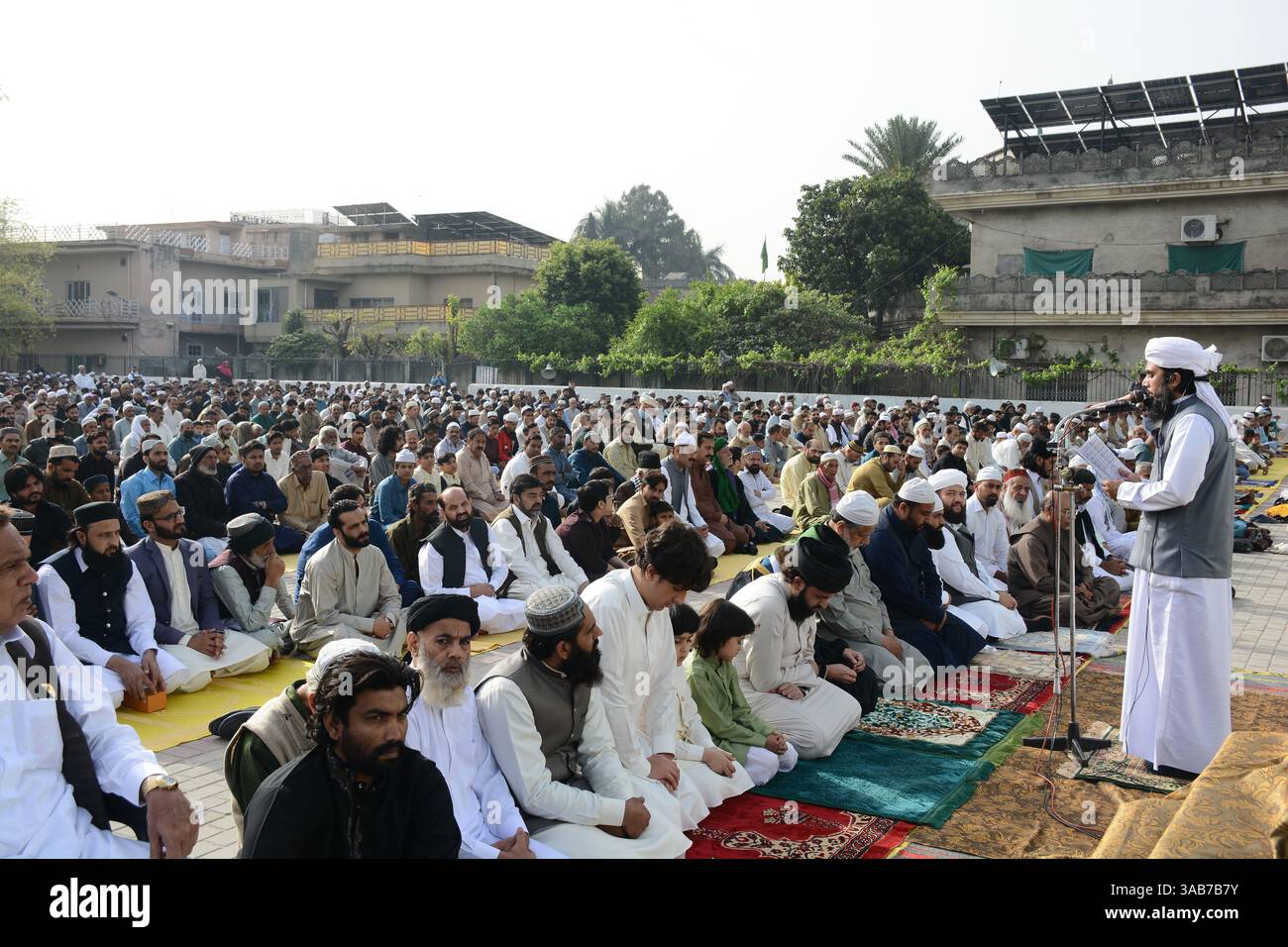 Rawalpindi, Pakistan. 31st Mar, 2025. Muslims offer prayers during Eid ...