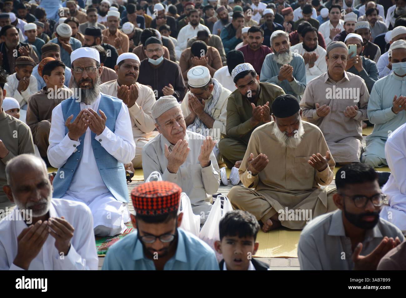 Rawalpindi, Pakistan. 31st Mar, 2025. Muslims offer prayers during Eid ...