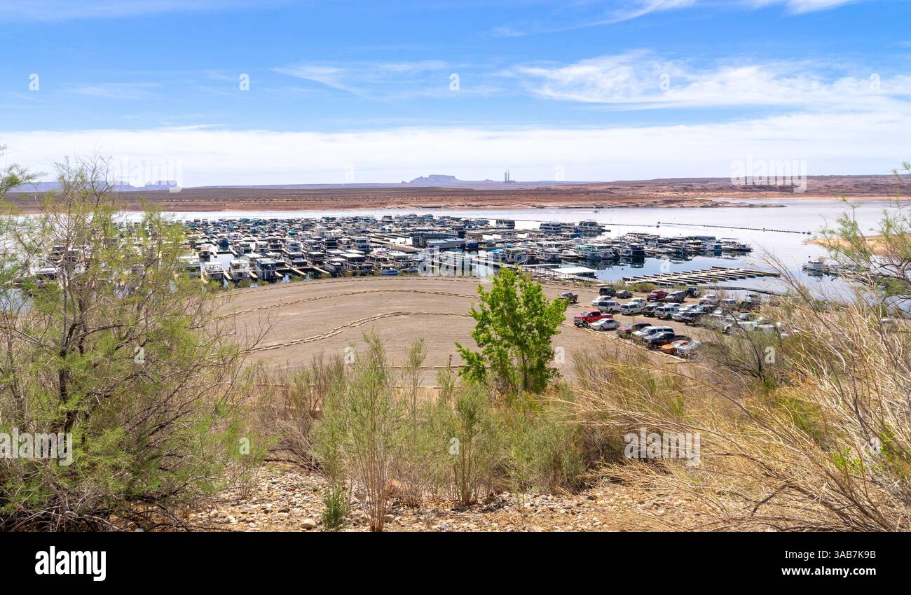 View to Wahweap Boat Marina pier behind parking lot Stock Photo - Alamy