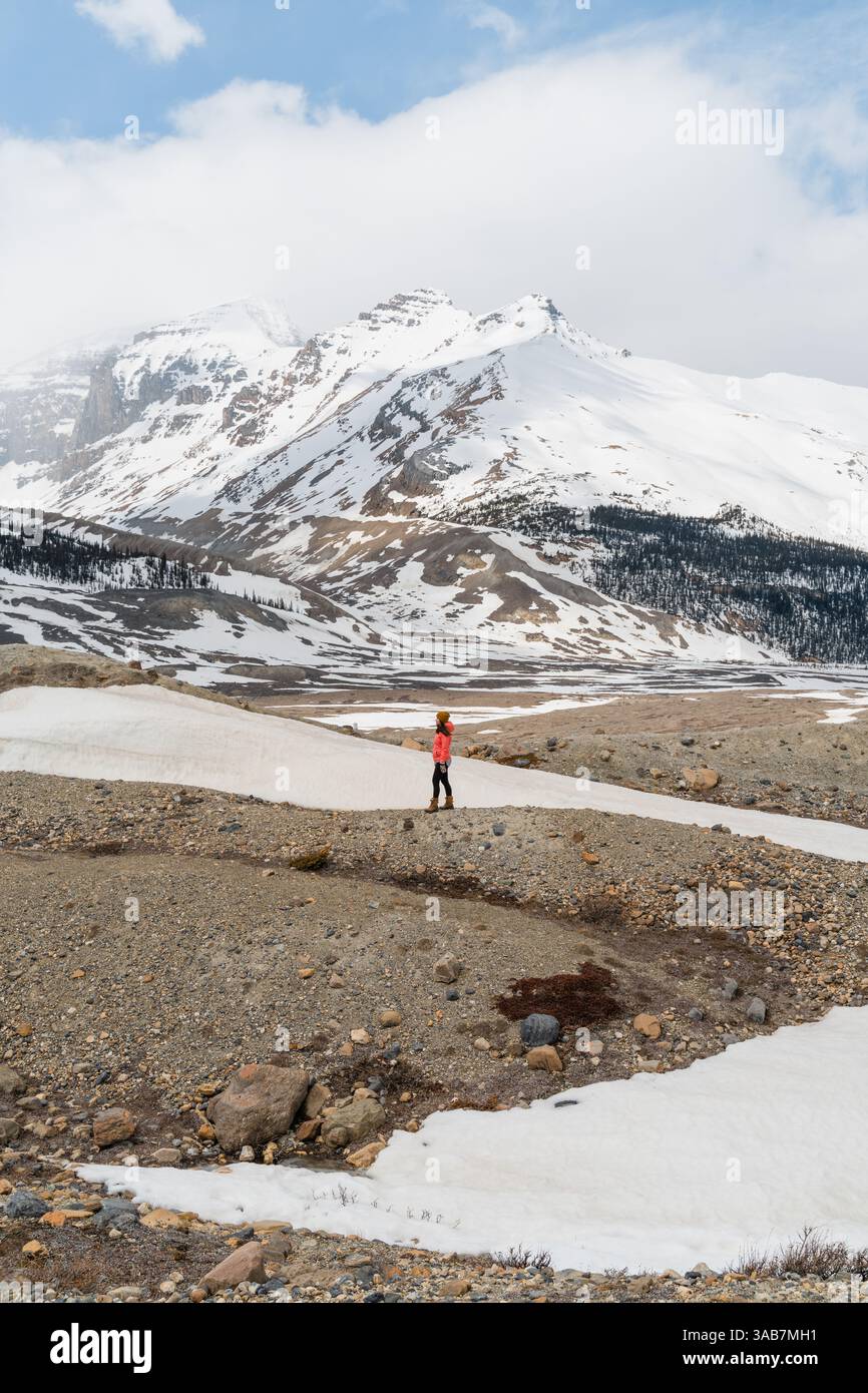 A breathtaking view of the Athabasca Glacier in the Canadian Rockies ...