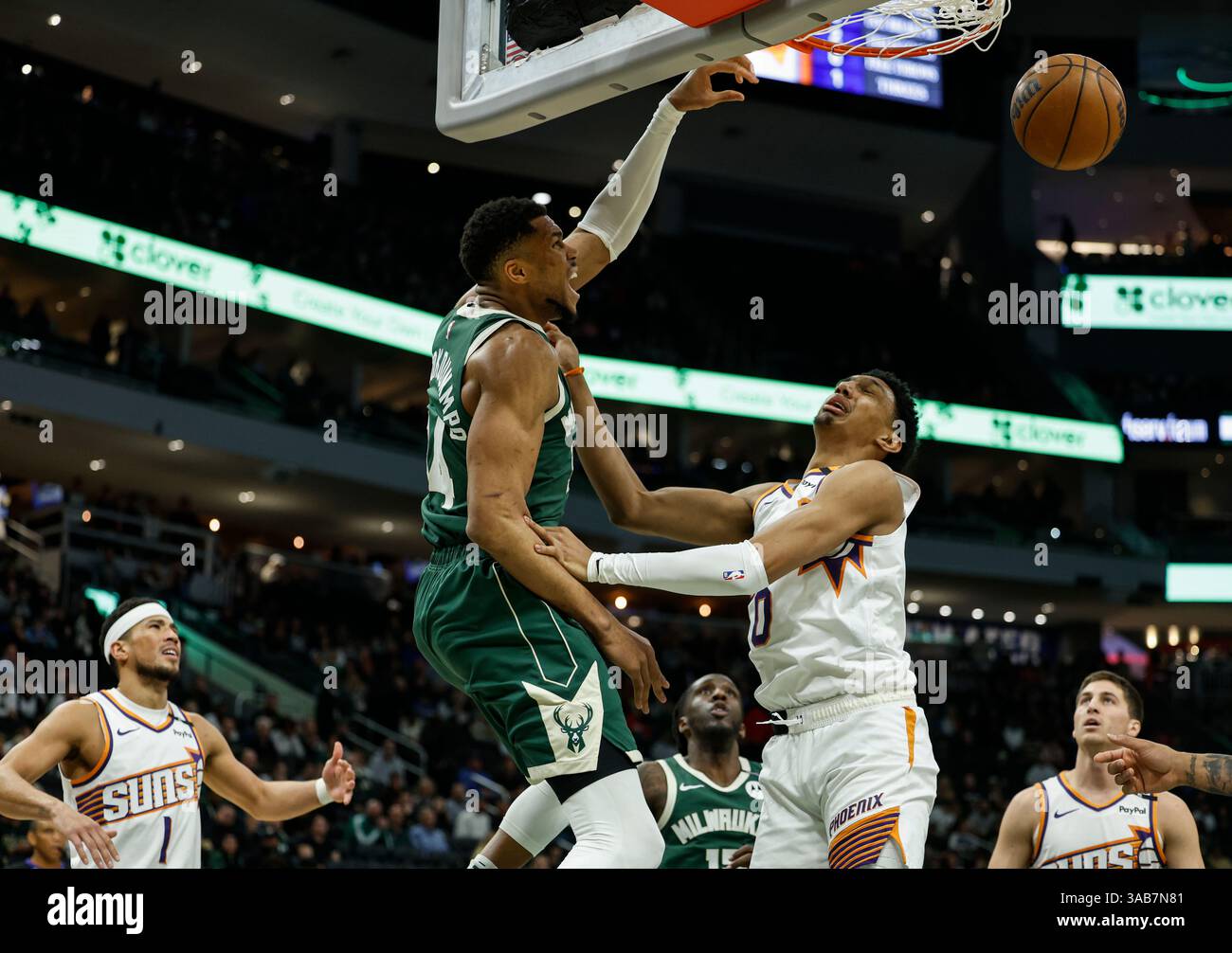 Milwaukee Bucks' Giannis Antetokounmpo (34) dunks against the Phoenix ...