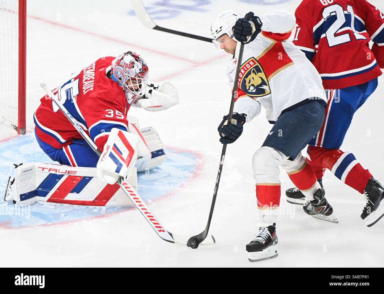 Florida Panthers' Sam Reinhart (13) moves in on Montreal Canadiens ...
