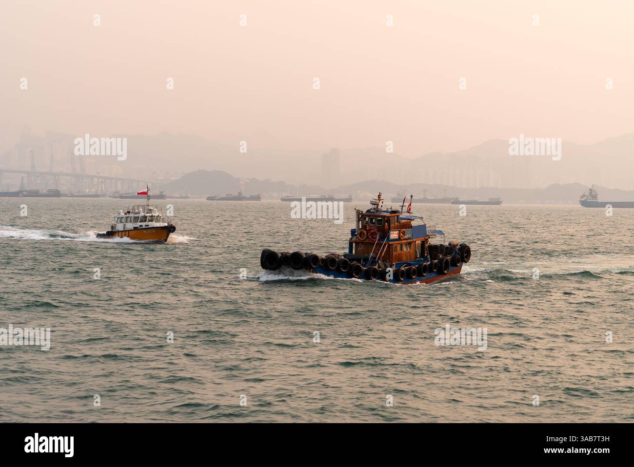 Tug and pilot coordination hi-res stock photography and images - Alamy