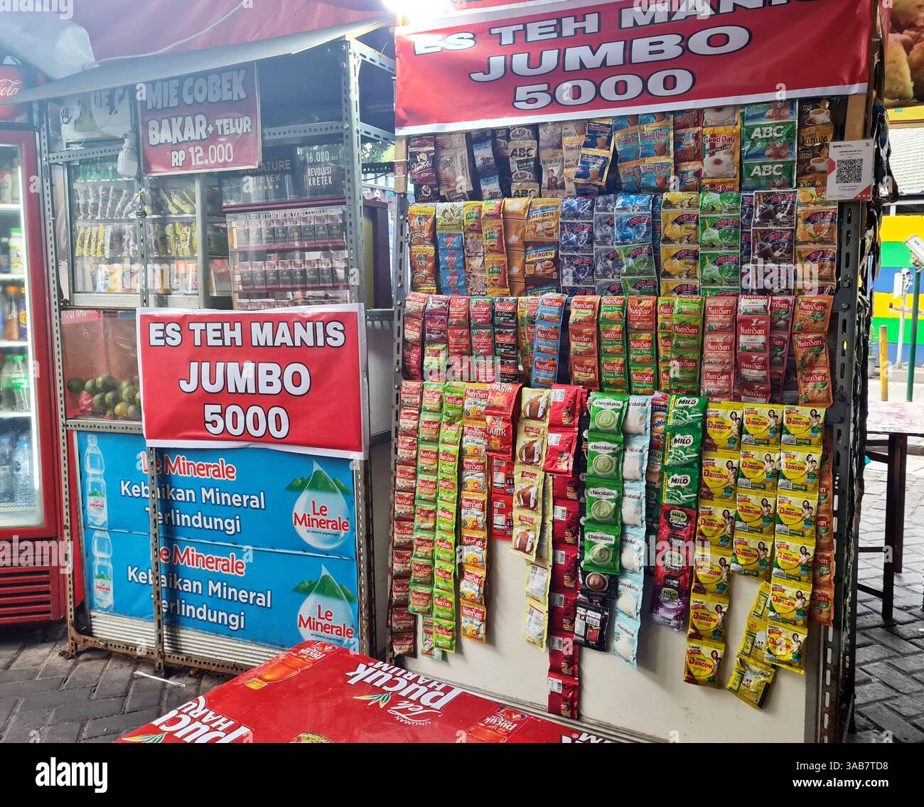 Small street kiosk selling cold drinks, hot drinks and fresh orange ...