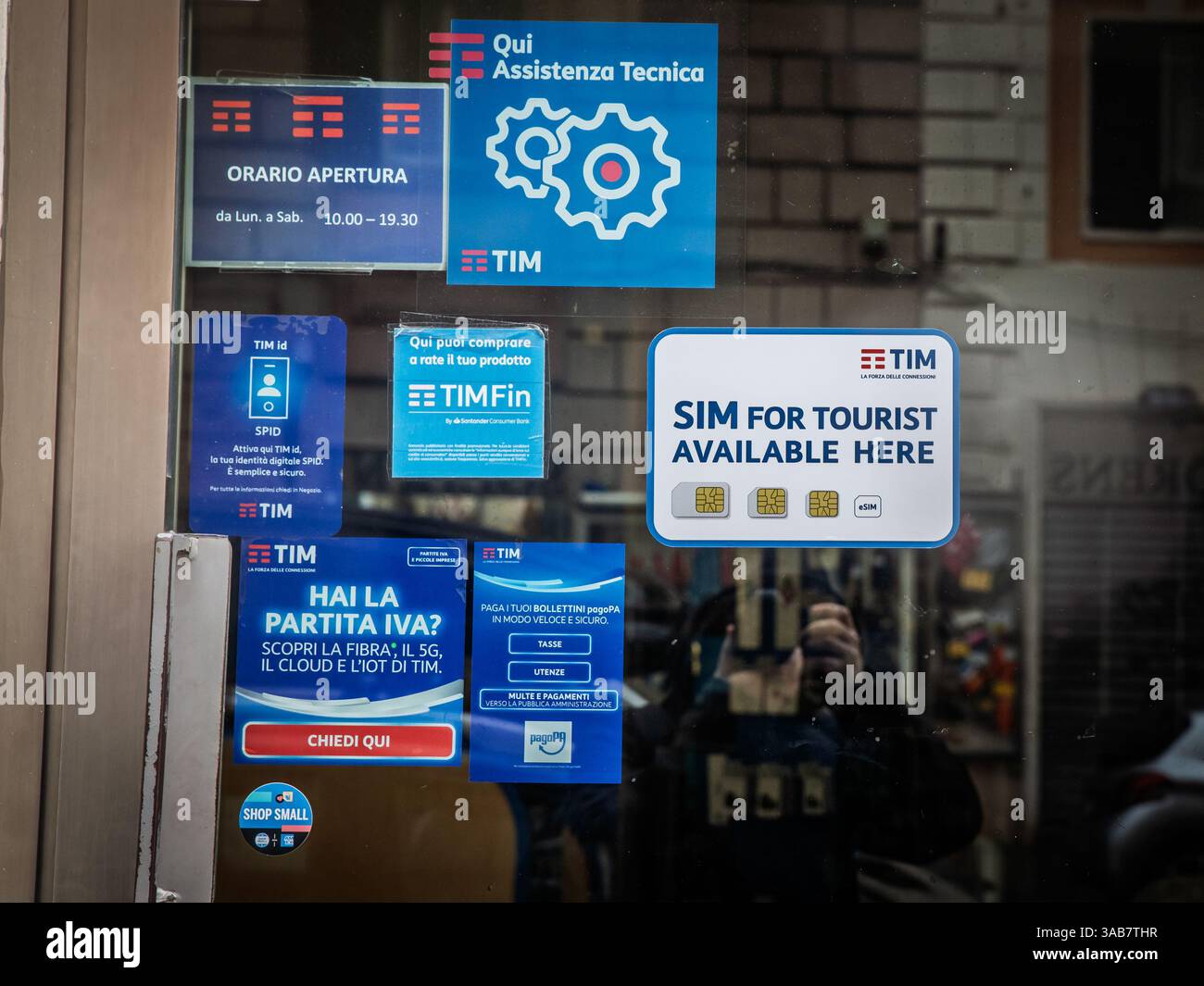 Getting an italian sim card hi-res stock photography and images - Alamy