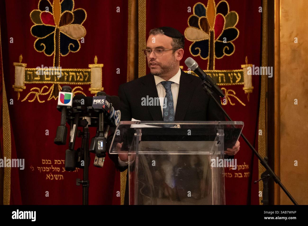 Rabbi Daniel Sherman introduces Former Governor Andrew Cuomo for his ...