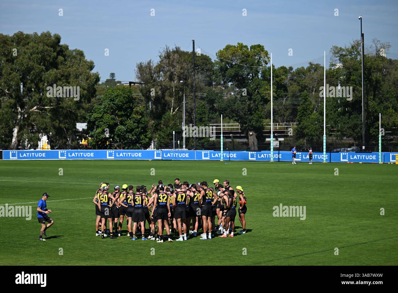 Richmond players huddle during a Richmond Tigers training session at ...