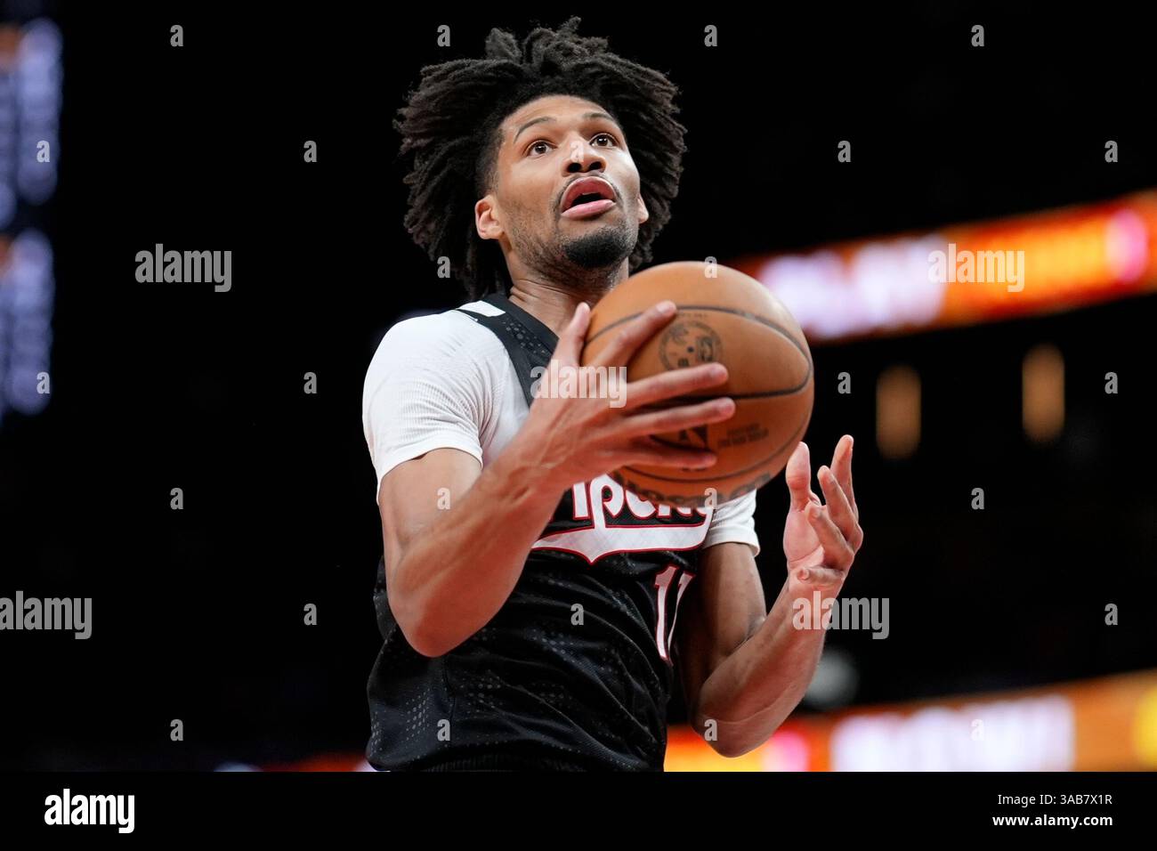 Portland Trail Blazers guard Shaedon Sharpe (17) shoots against the ...