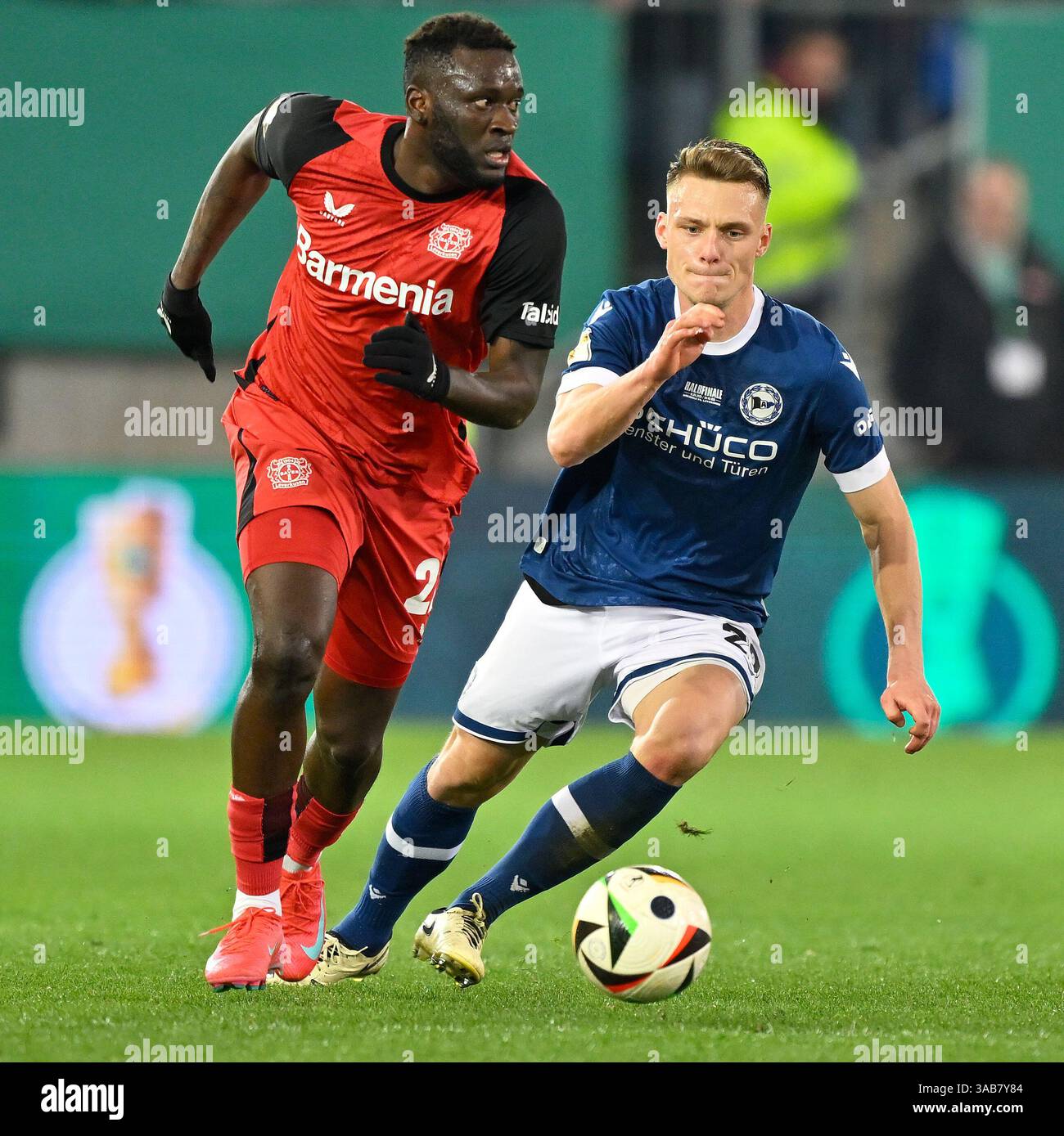 (250402) -- BIELEFELD, April 2, 2025 (Xinhua) -- Leon Schneider (R) of Arminia Bielefeld vies ...