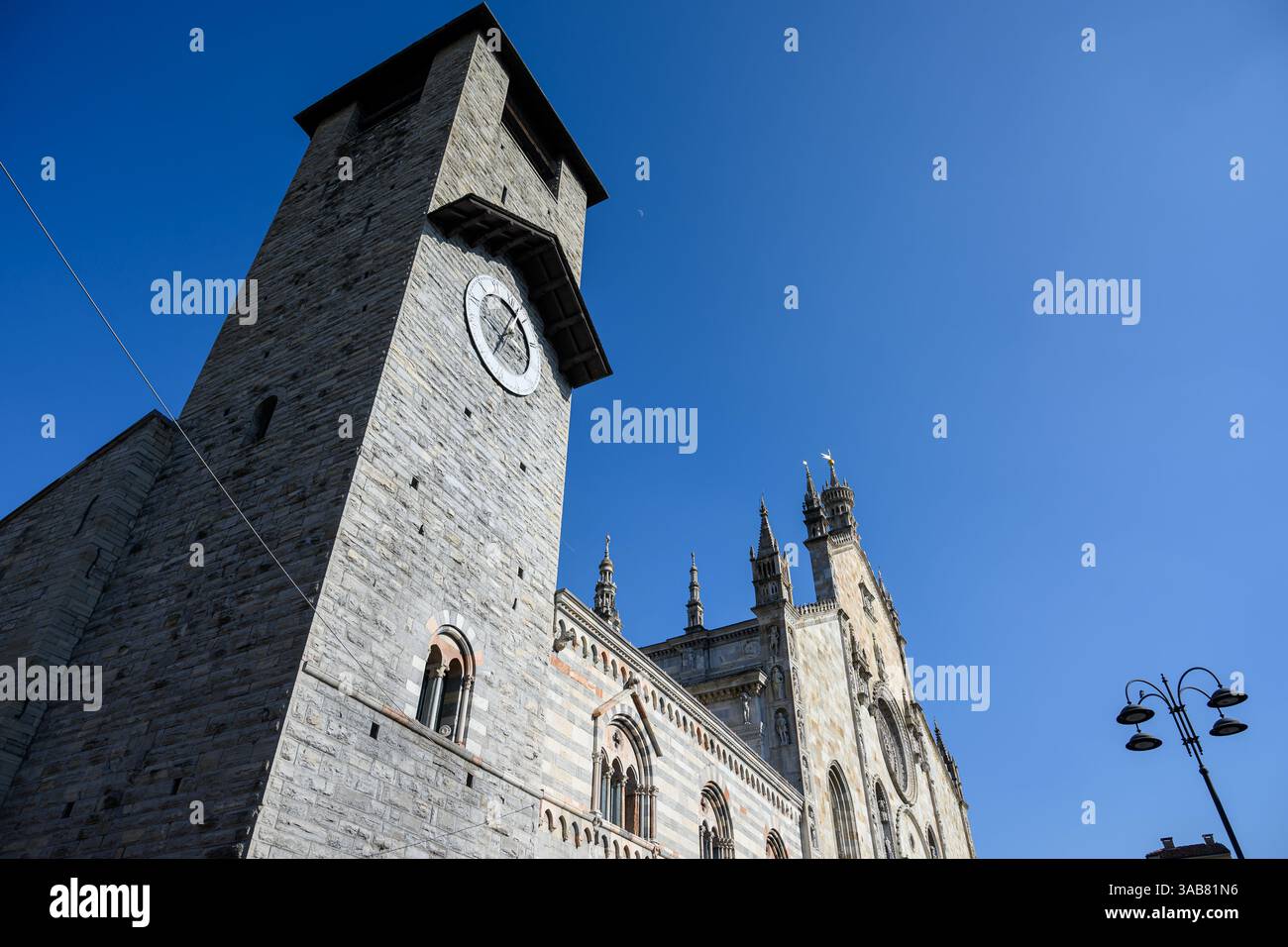 Exterior of the Como Cathedral (Cattedrale di Santa Maria Assunta Duomo ...