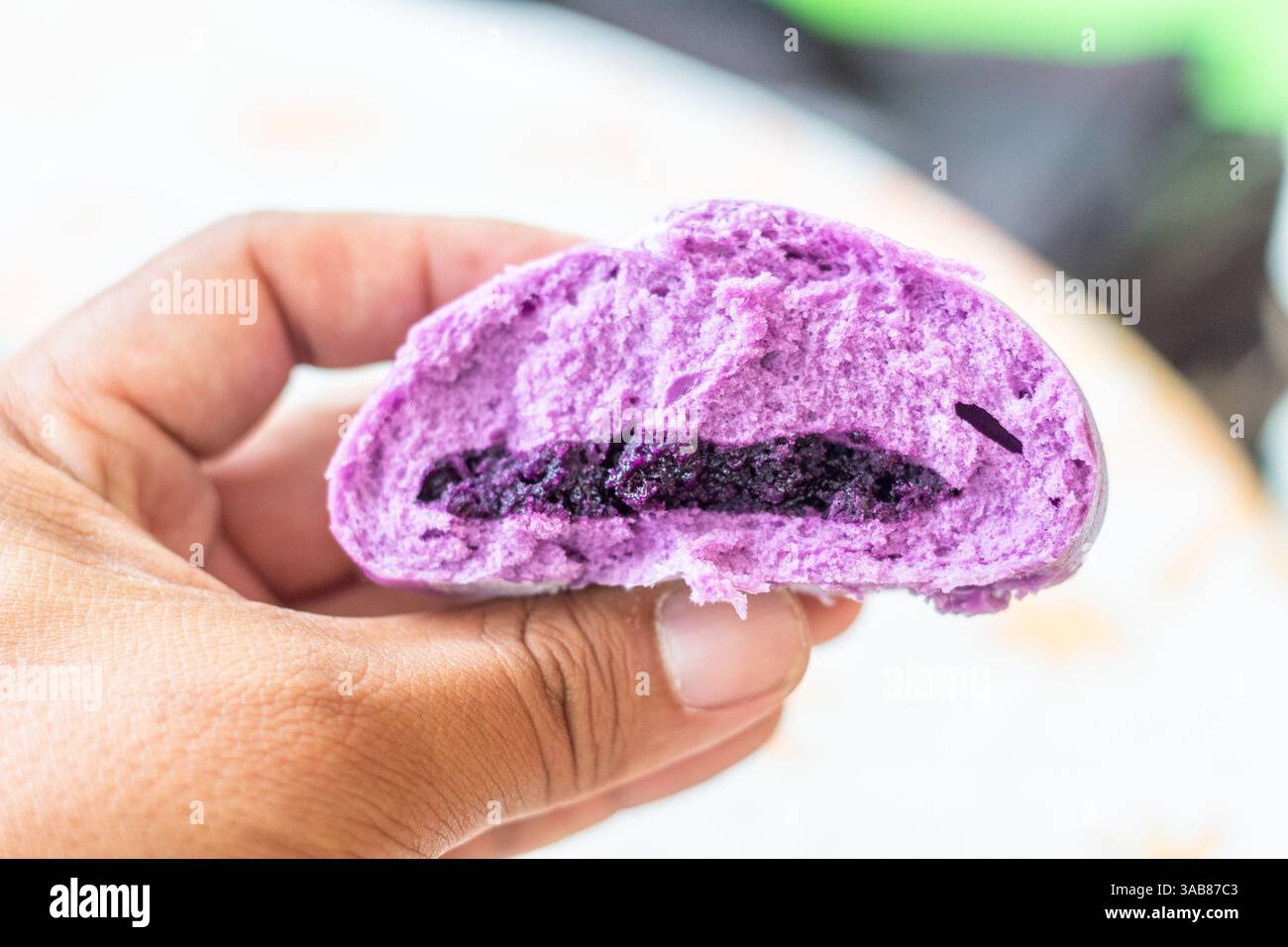 Ube bun hi-res stock photography and images - Alamy