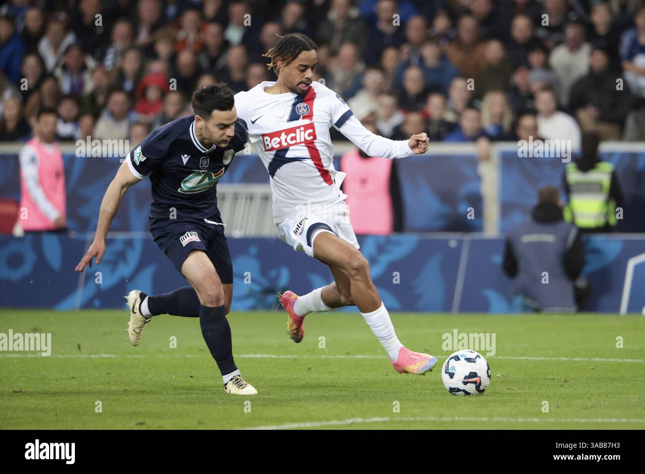 Bradley Barcola of PSG, left Alec Georgen of Dunkerque during the ...