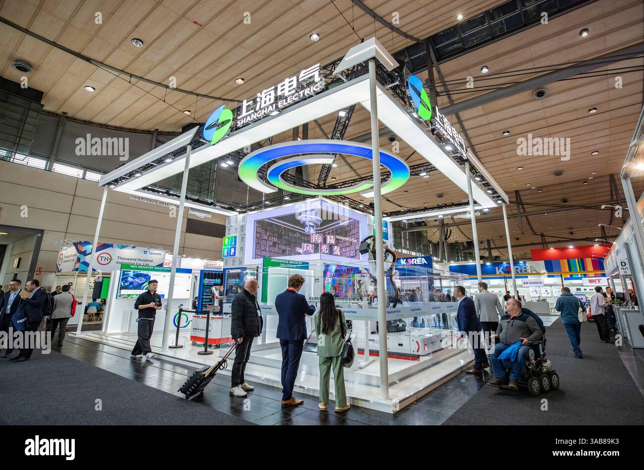 (250402) -- HANNOVER, April 2, 2025 (Xinhua) -- People visit the exhibition booth of Shanghai ...