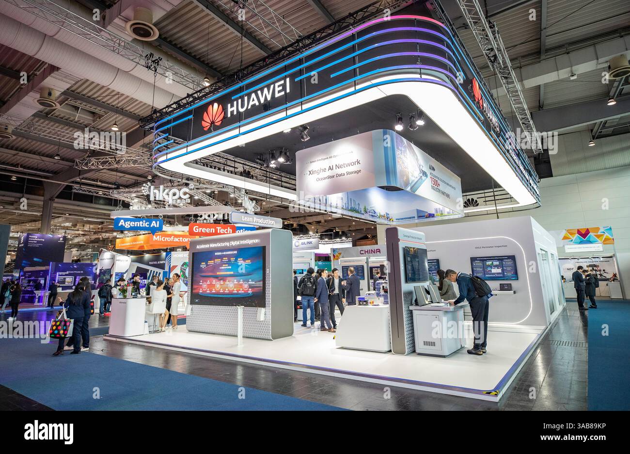 (250402) -- HANNOVER, April 2, 2025 (Xinhua) -- People visit the exhibition booth of Huawei at ...
