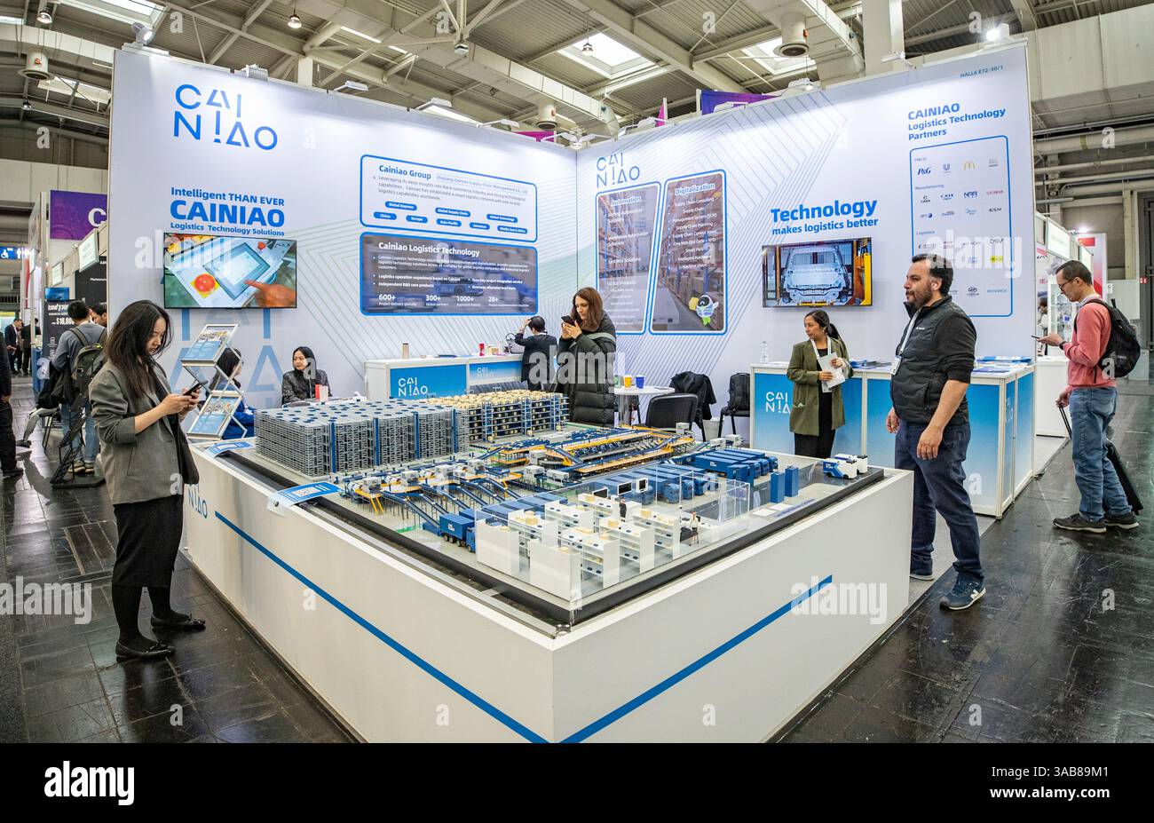 (250402) -- HANNOVER, April 2, 2025 (Xinhua) -- People visit the exhibition booth of Cainiao at ...