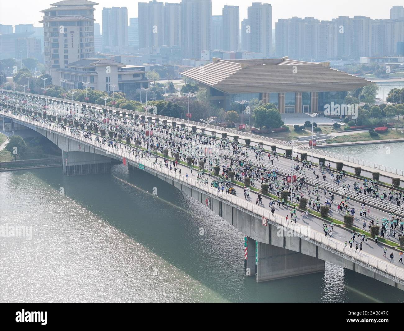 The 2025 Yangzhou Jianzhen Half Marathon kicks off in Yangzhou City ...