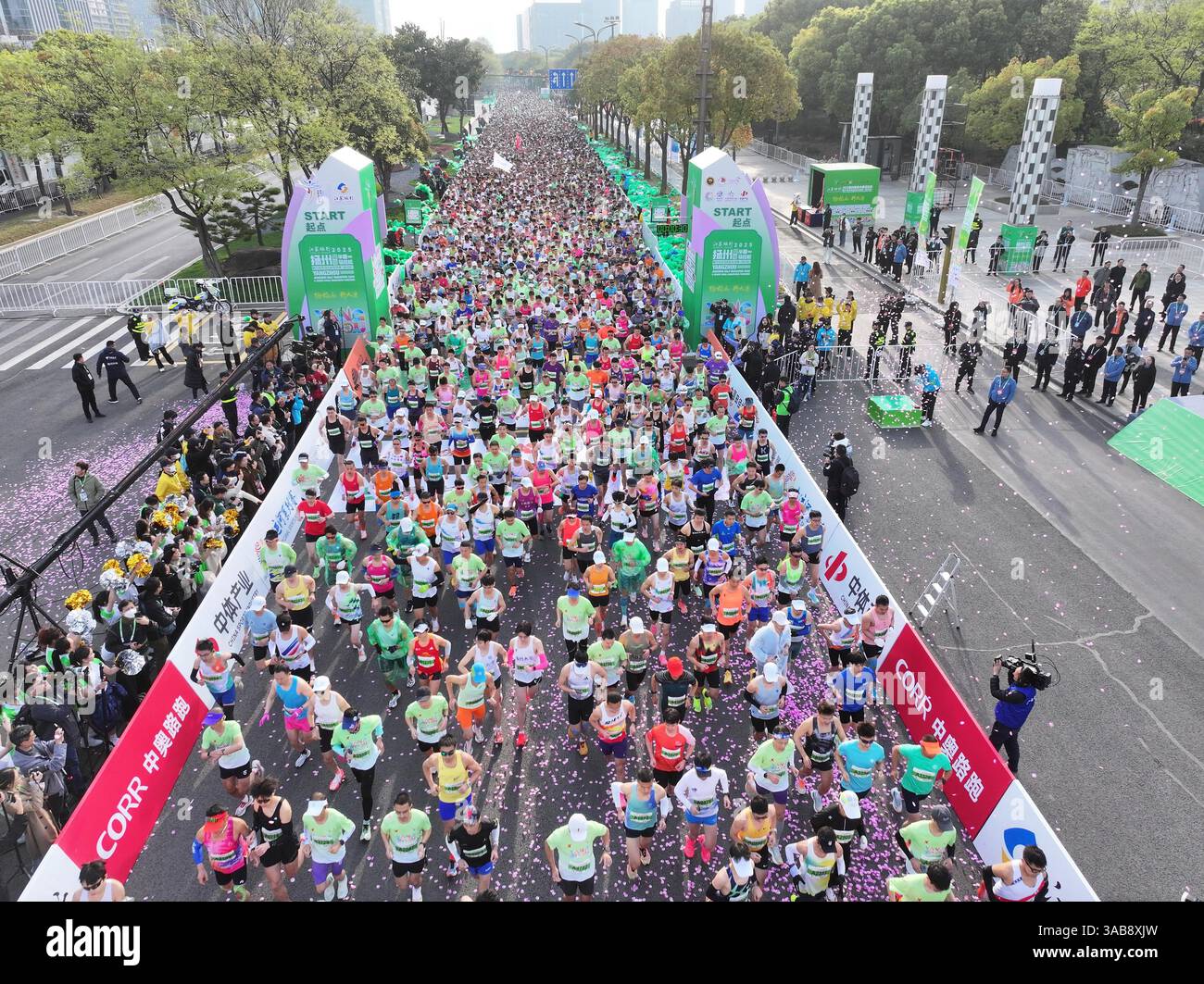 The 2025 Yangzhou Jianzhen Half Marathon kicks off in Yangzhou City ...